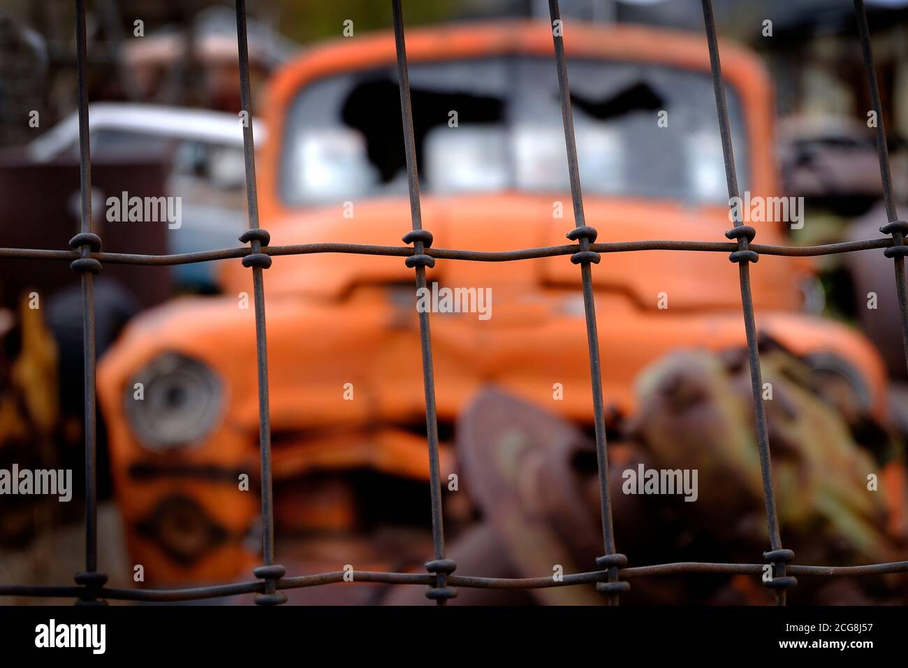 Altes kaputtes kaputtes Auto hinter dem Zaun für den ...