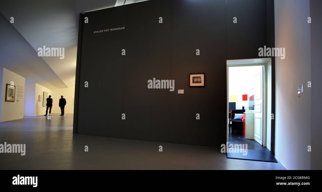 Tate Liverpool bereitet sich auf die Ausstellung Mondrian and His ...