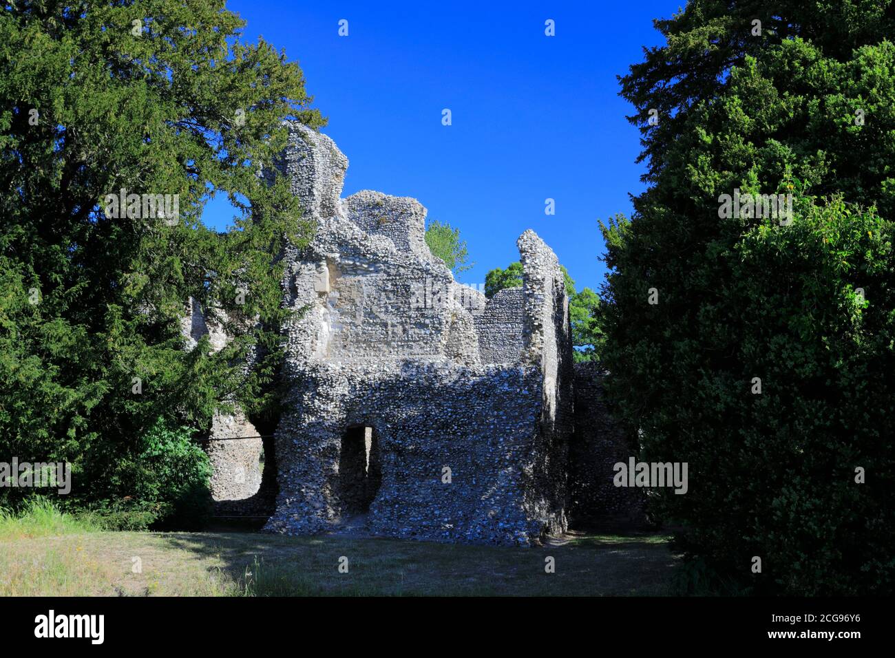 Blick auf Weeting Castle, ein ruiniertes mittelalterliches Herrenhaus ...