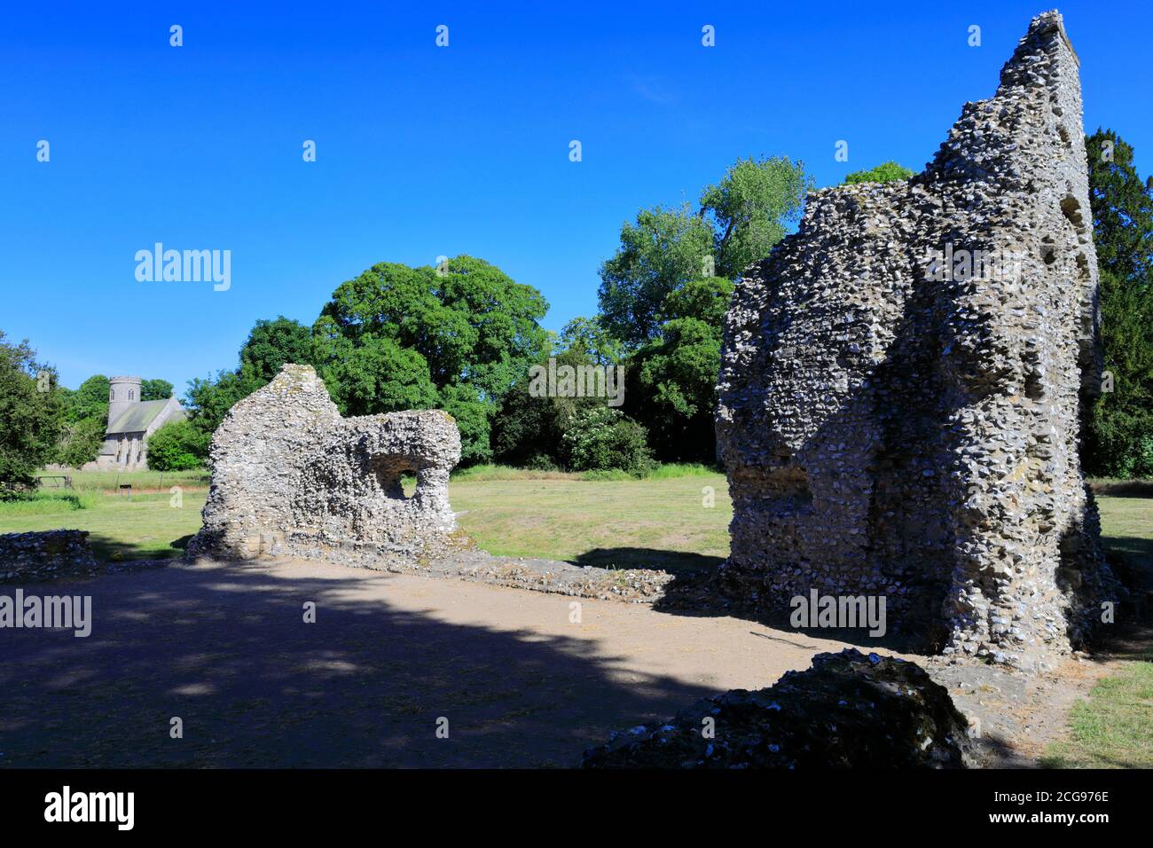 Blick auf Weeting Castle, ein ruiniertes mittelalterliches Herrenhaus ...