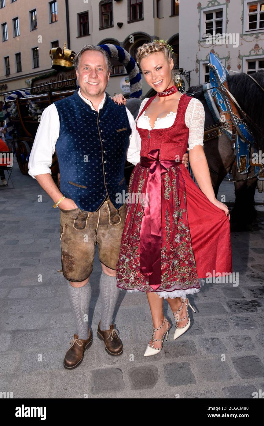 München, Deutschland. September 2020. Florian Boitin und Wiesn Playmate ...