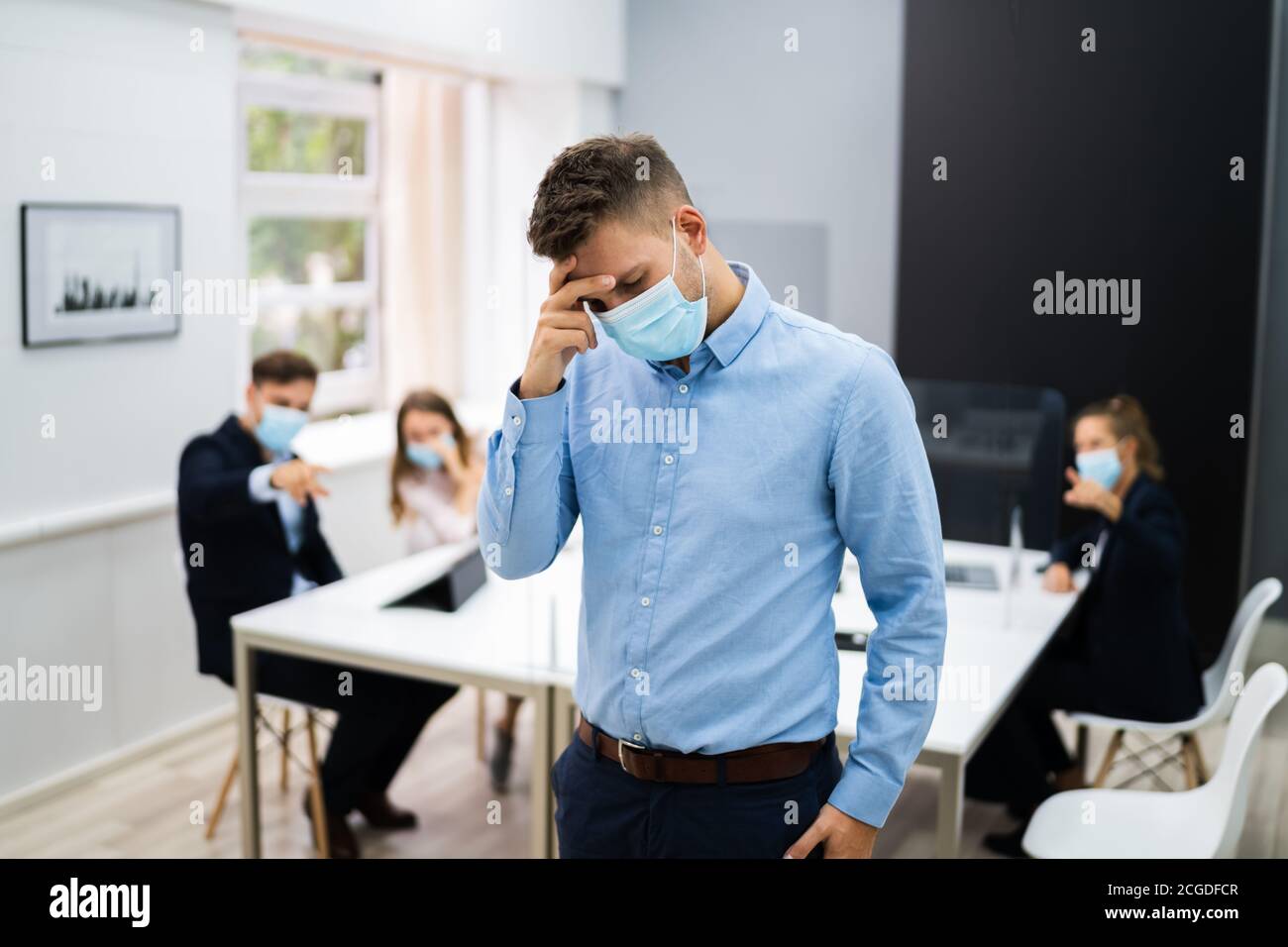 Mobbing girls -Fotos und -Bildmaterial in hoher Auflösung – Alamy