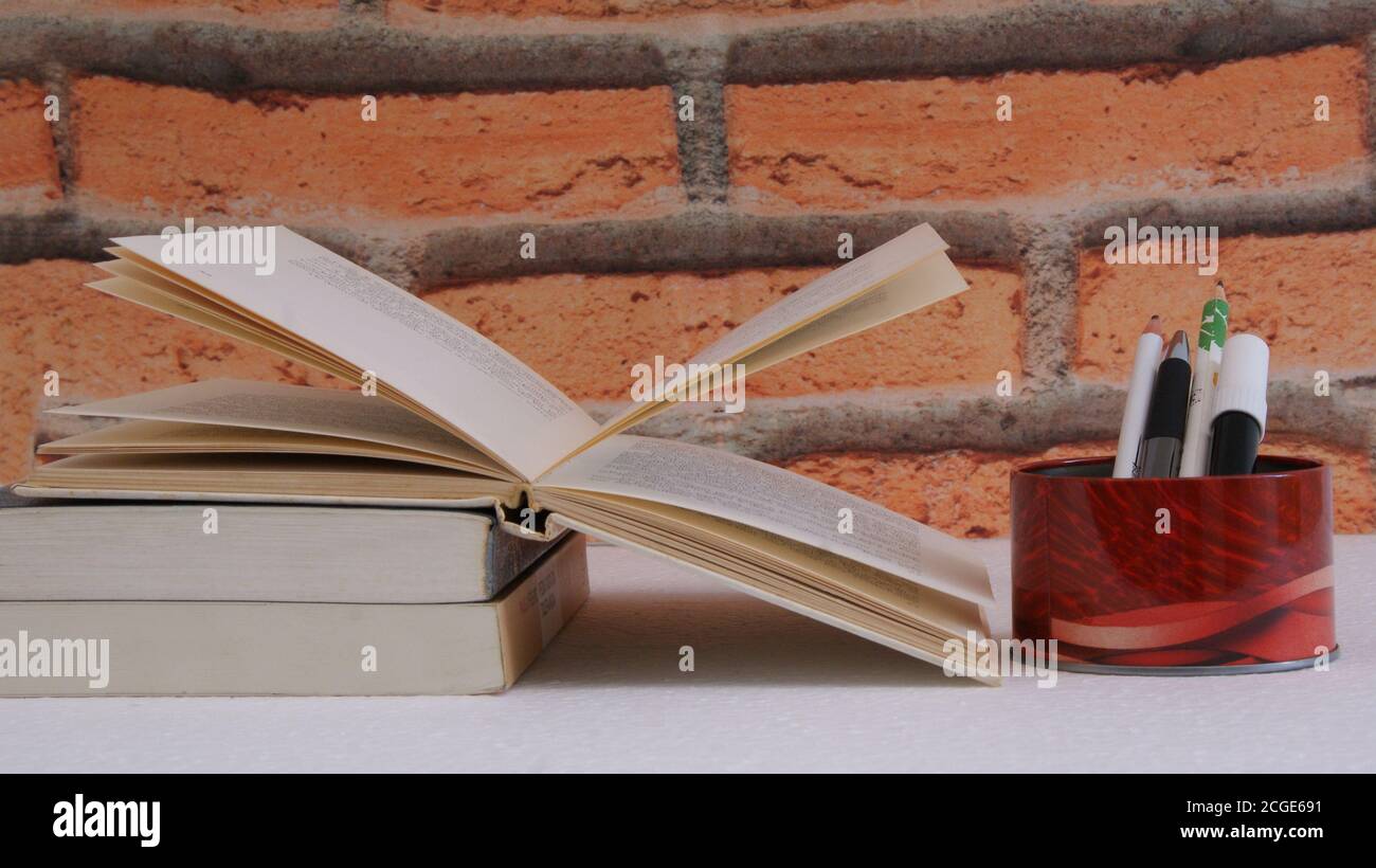 Roter stift -Fotos und -Bildmaterial in hoher Auflösung – Alamy