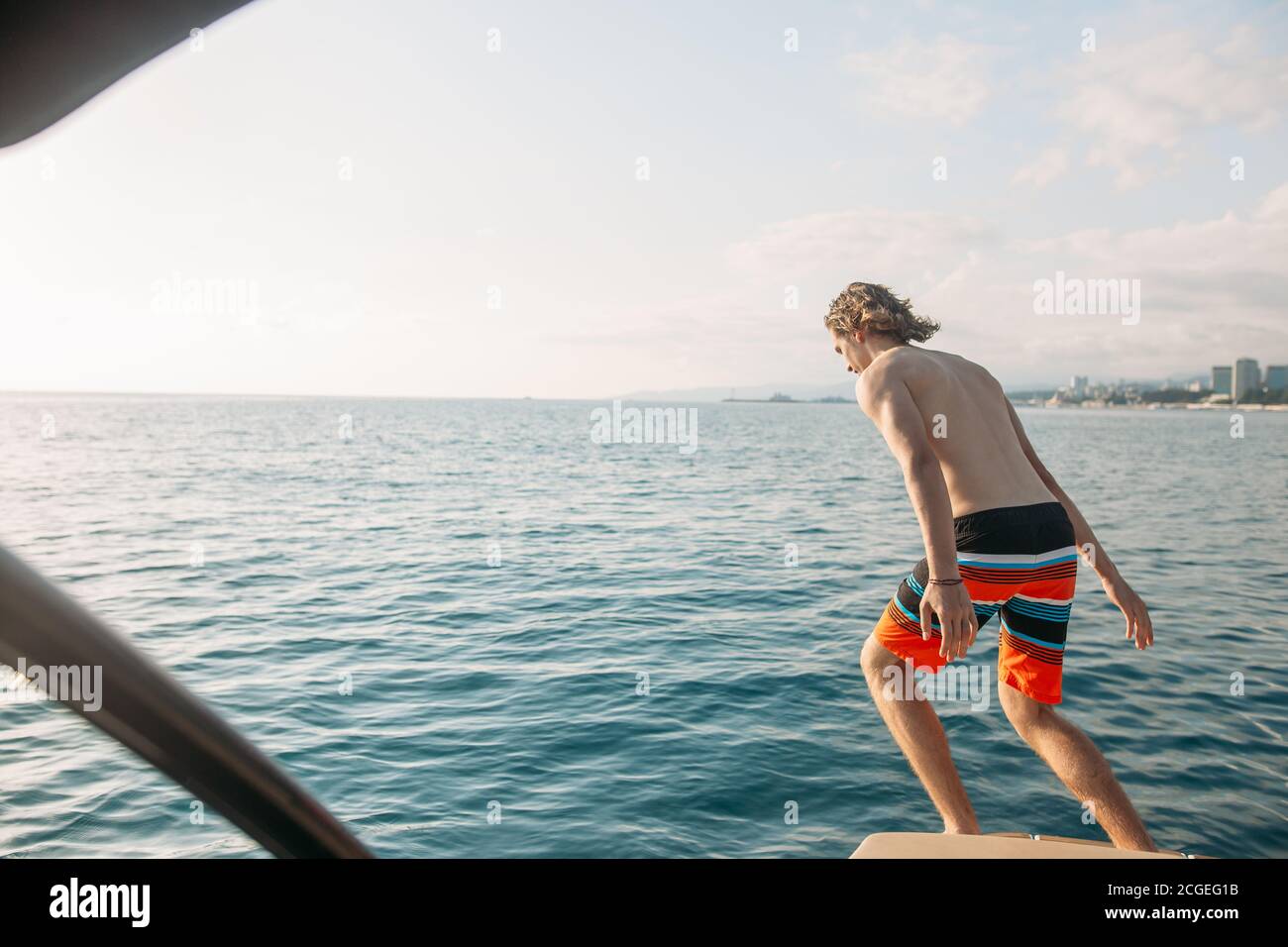 Mann Springt Vom Boot Ins Meer Stockfotos und -bilder Kaufen - Alamy