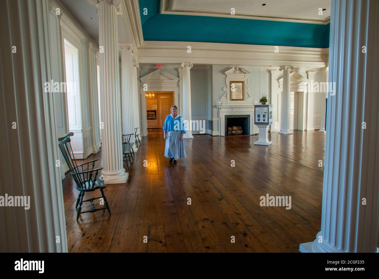 Eine Frau in einem historischen Kostüm im Inneren von Das Isaac Hayne ...