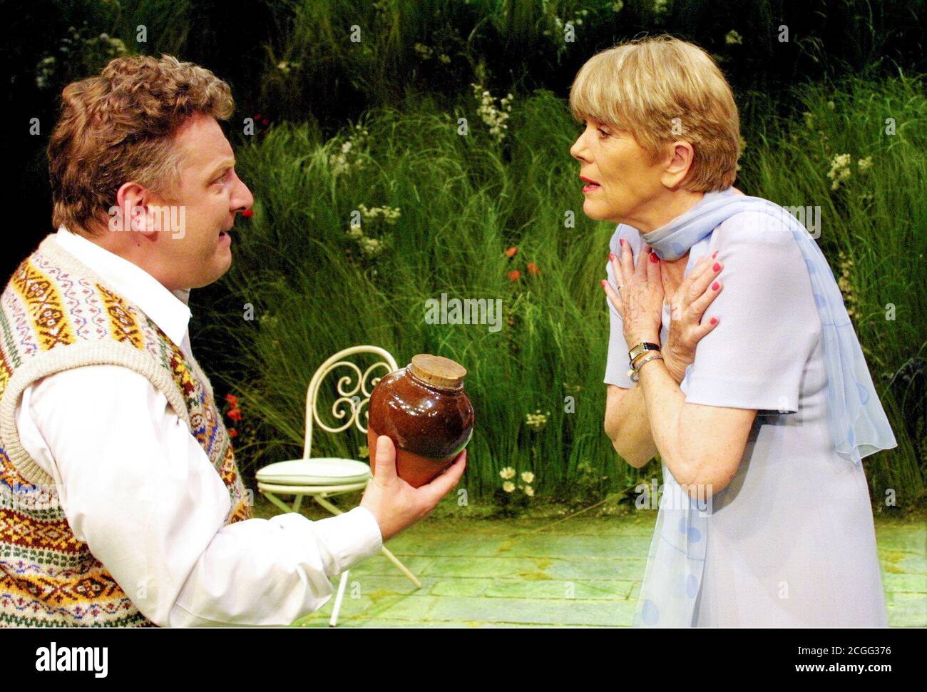 Simon Russell Beale (Felix Humble - hält die Urne mit der Asche seines ...