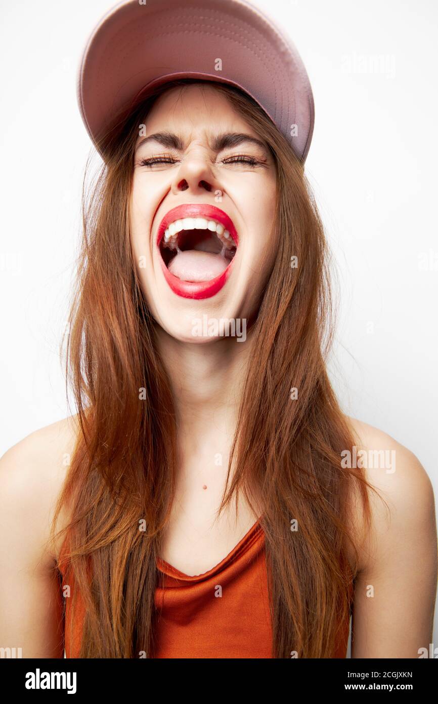 Schöne frau mund weit offen zunge -Fotos und -Bildmaterial in hoher ...