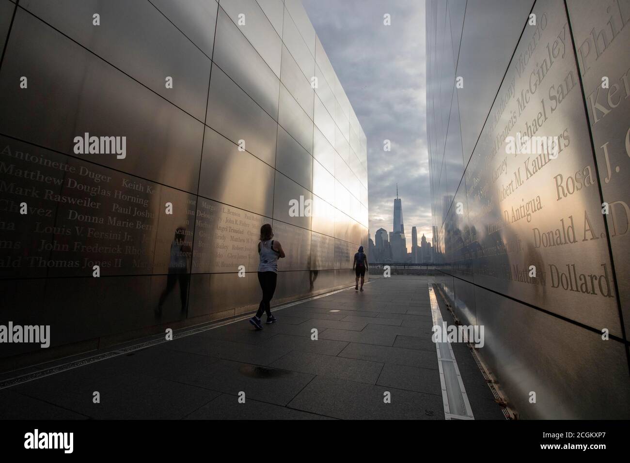 Jersey City, USA. September 2020. Die Menschen gehen am 11. September 2020 durch das Empty Sky ...