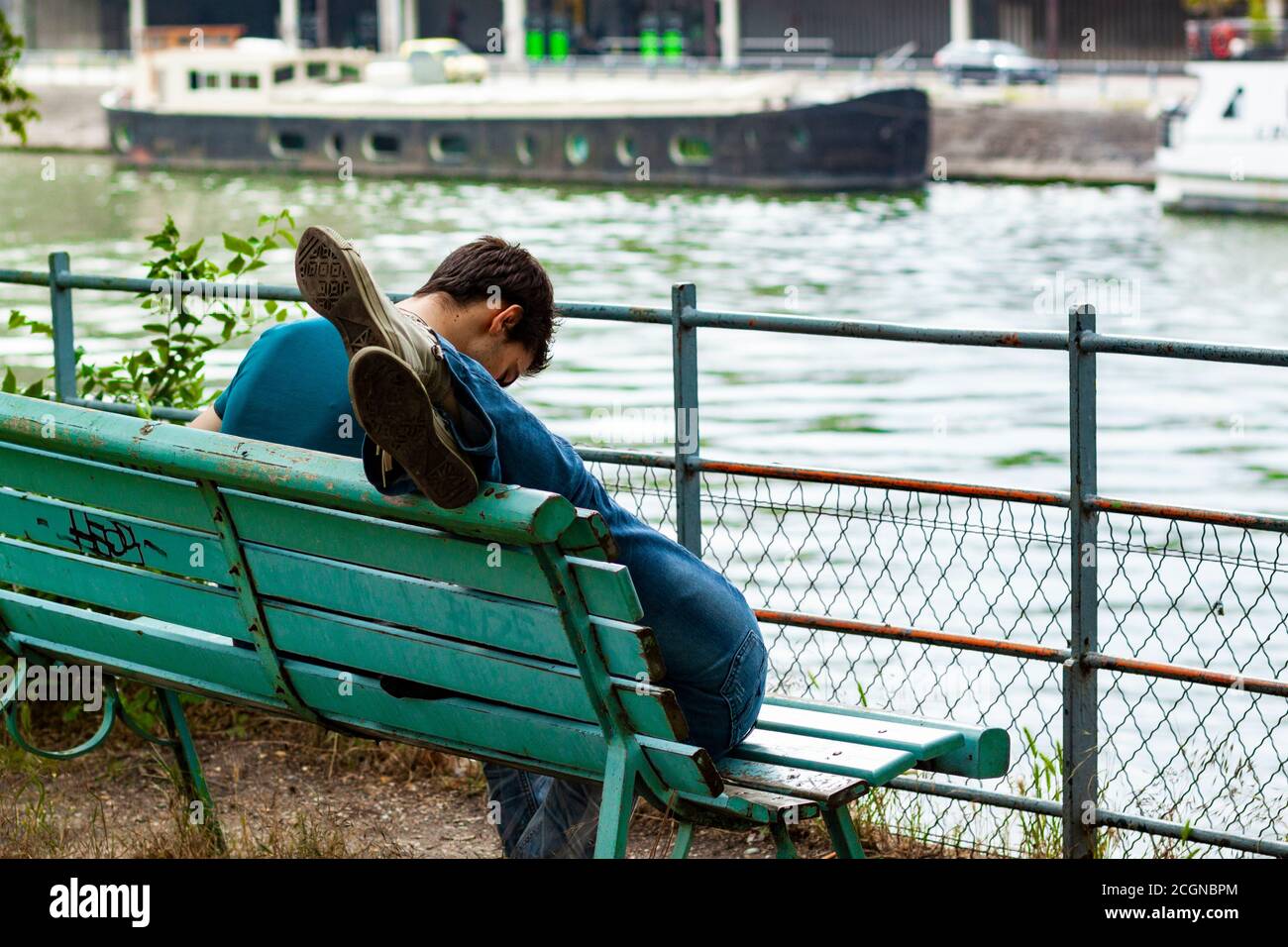 Leute, die auf einer bank an der wade sitzen -Fotos und -Bildmaterial in hoher Auflösung – Alamy