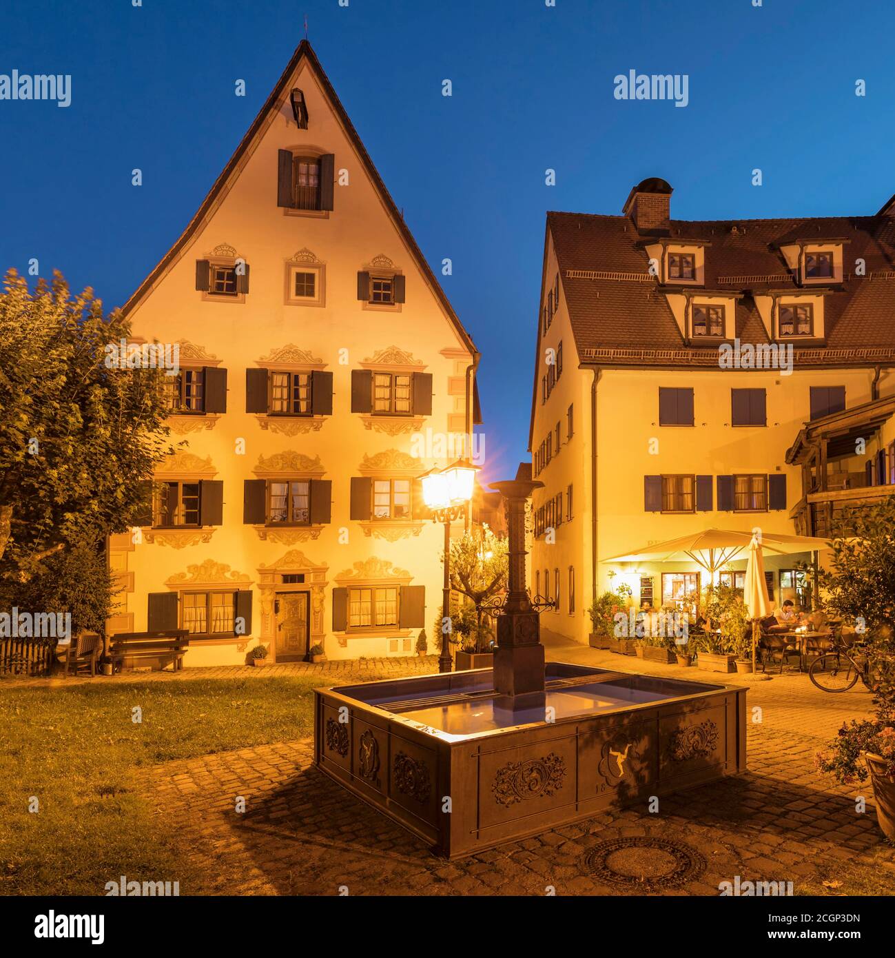 Brunnen an der Spitze der Kappe, historische Altstadt von Füssen ...