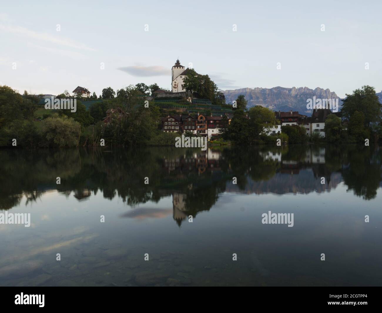 Spiegelung von Schloss Werdenberg im Werdenbergersee in Buchs, St ...