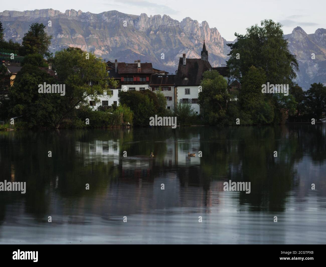 Spiegelung der schweizer Stadt Buchs im Werdenbergersee in St. Gallen ...