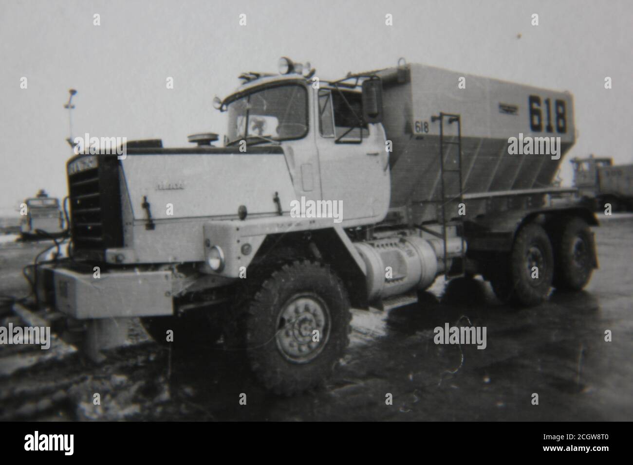 Feine 70er Jahre Vintage Schwarz-Weiß-Fotografie eines riesigen Bau-LKW ...
