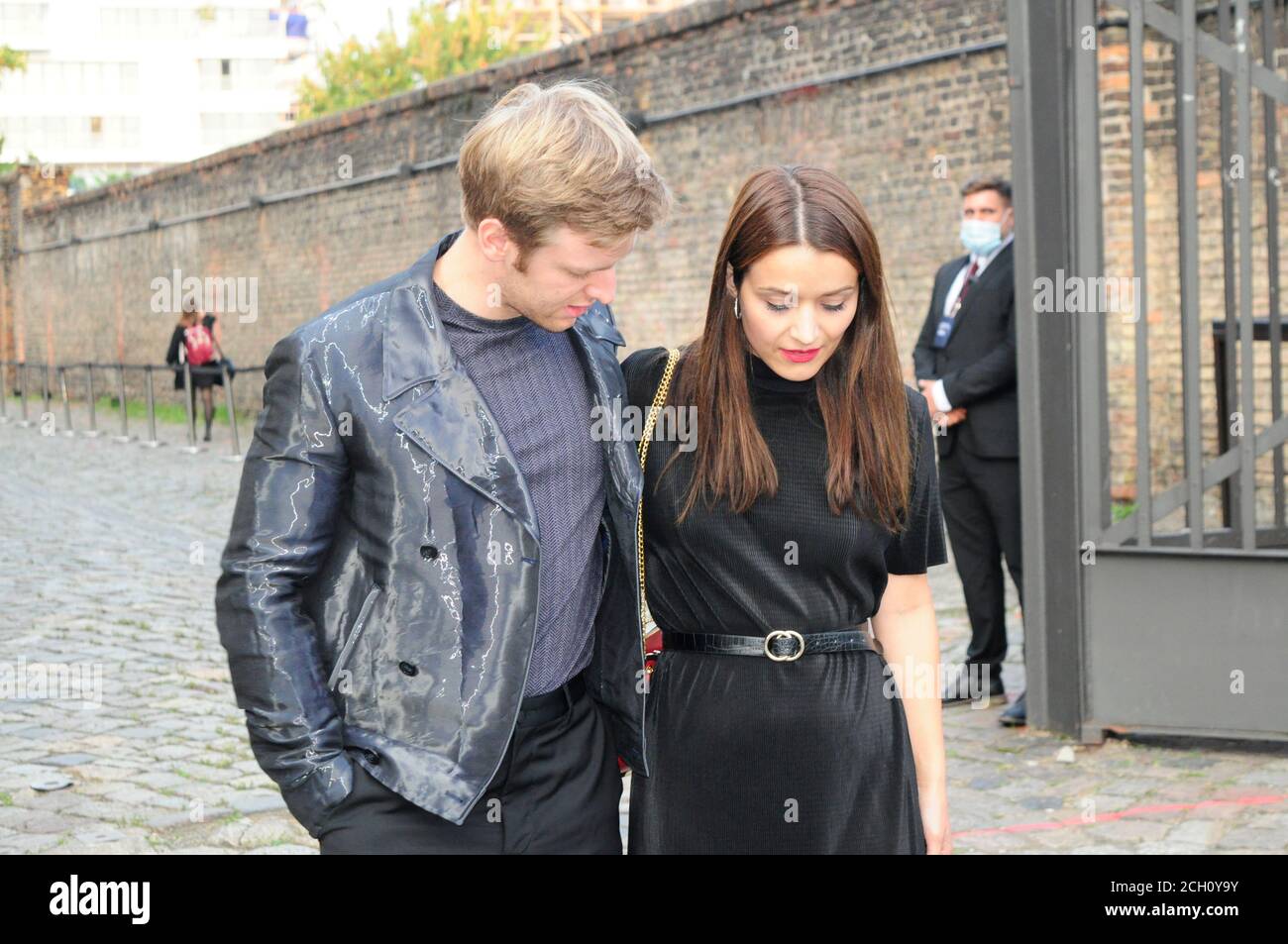 Timur Bartels mit Freundin Michelle Math bei der Ankunft zur Verleihung ...