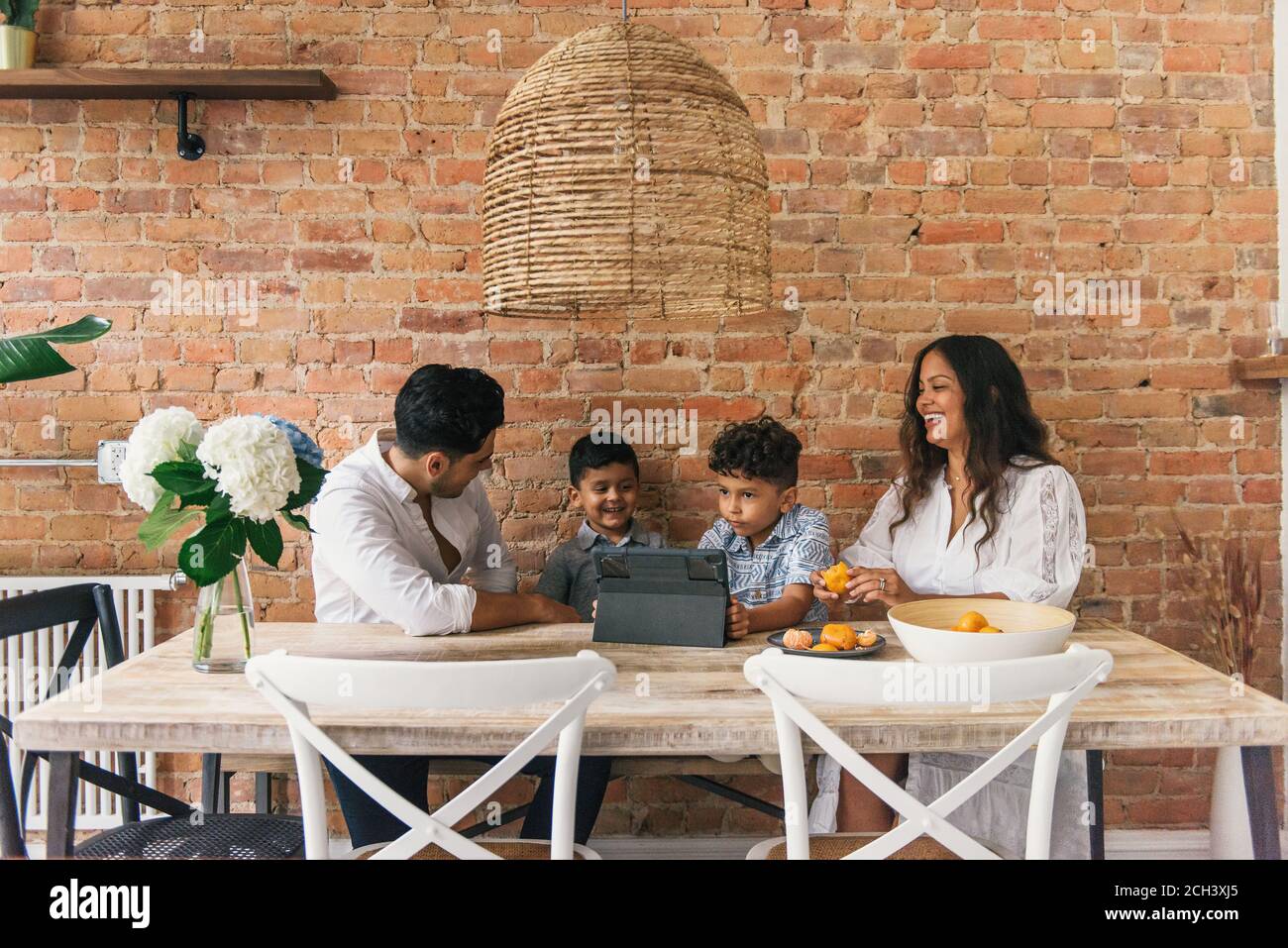 Mutter Sohn Tablet Stockfotos und -bilder Kaufen - Alamy