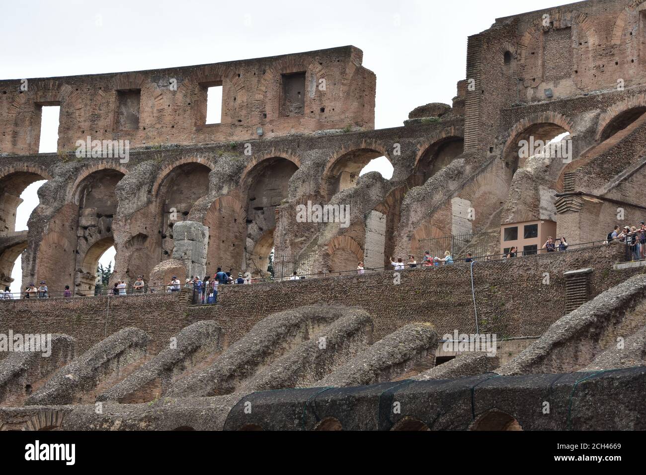Das Kolosseum in Rom, Italien, ist das größte antike Amphitheater, das ...