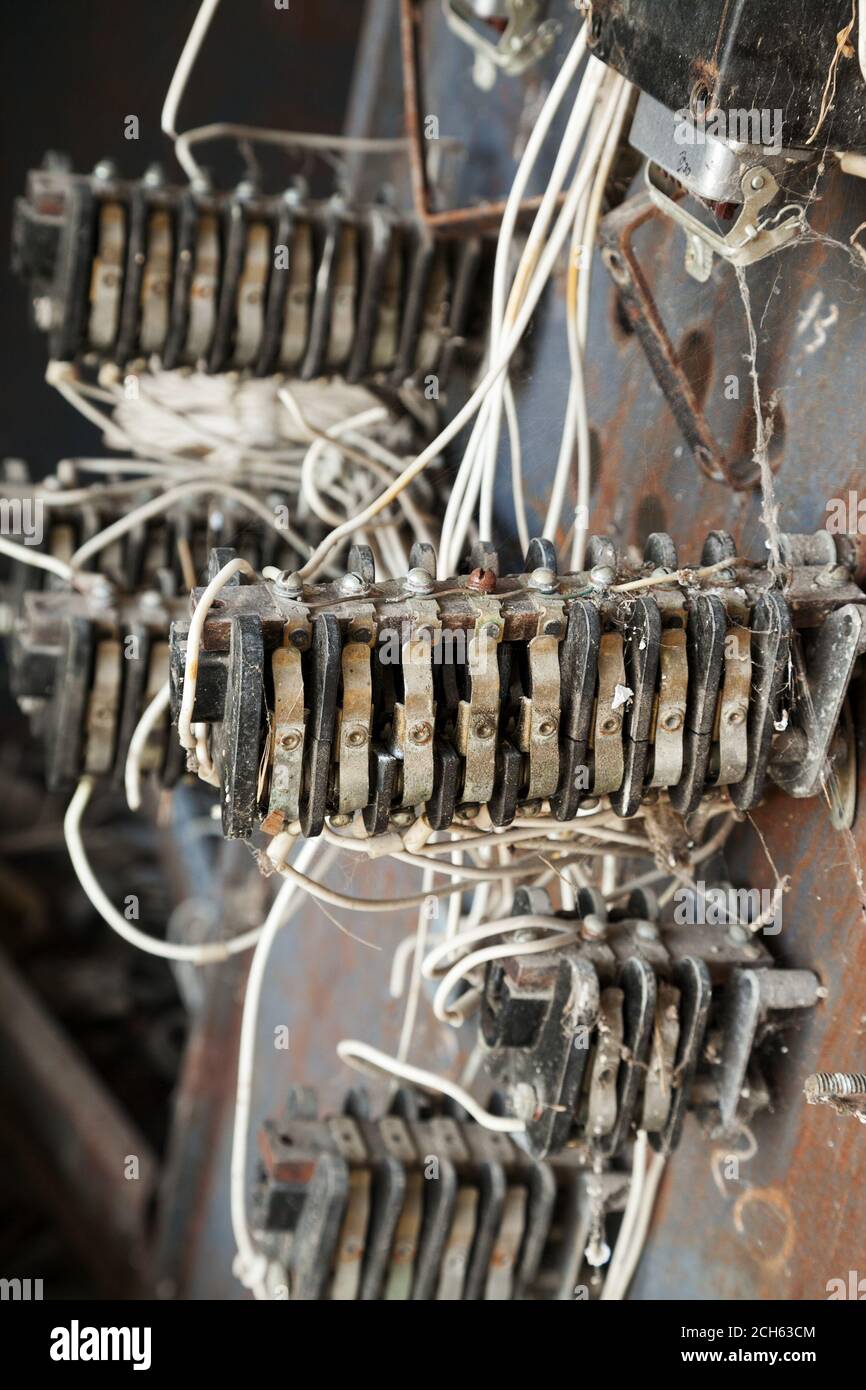 Alte rostige elektrischen Transformator-Box mit Kabel Stockfotografie ...