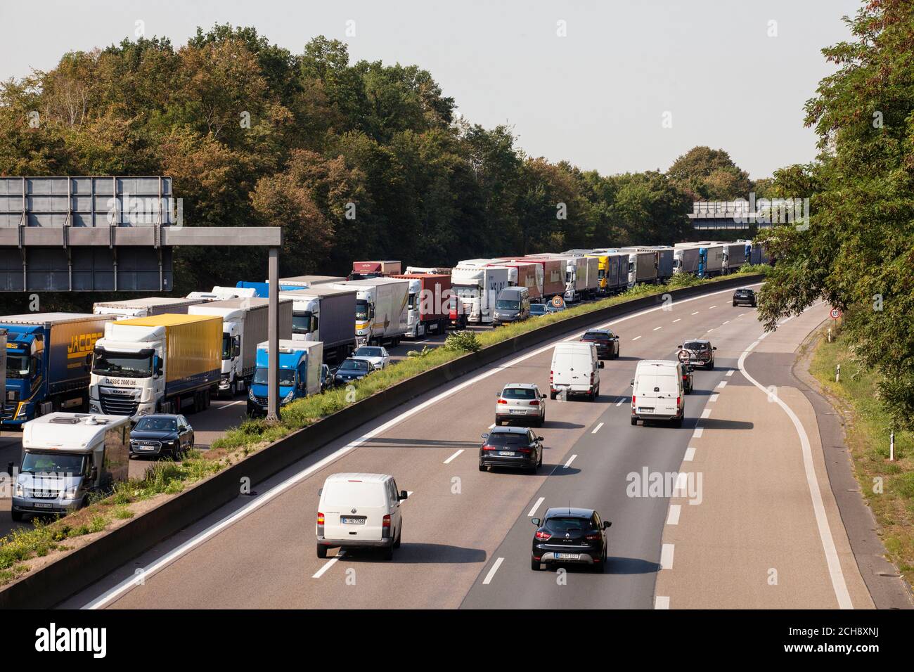 Stau auf der Autobahn A4 im Süden von Köln, Richtung Frankfurt, Köln ...