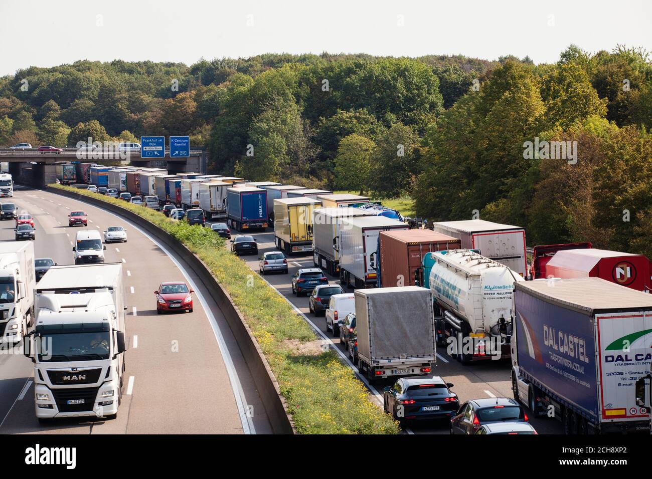 Stau auf der Autobahn A4 im Süden von Köln, Richtung Frankfurt, Köln ...