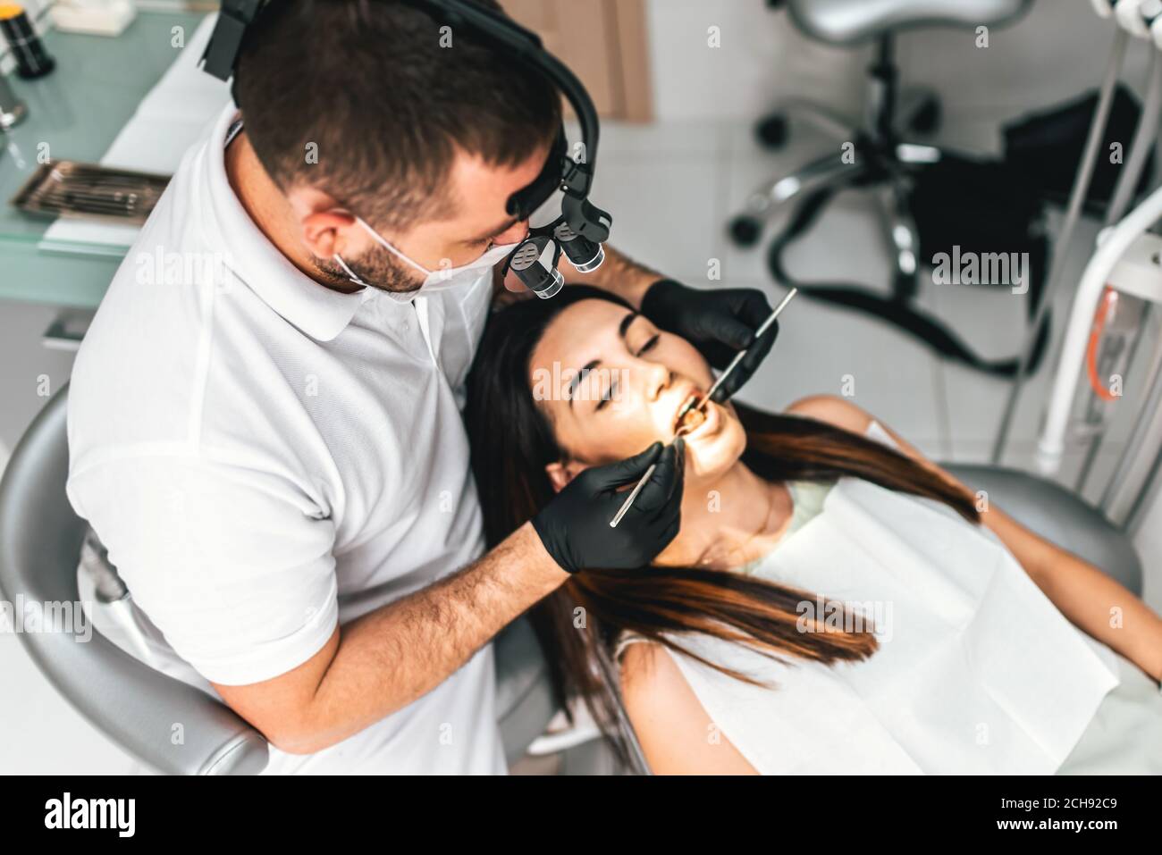 Zahnarzt in der Zahnklinik mit Patient auf dem Stuhl Stockfotografie - Alamy