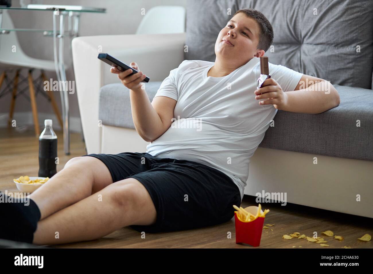 Fat belly teen boy -Fotos und -Bildmaterial in hoher Auflösung – Alamy