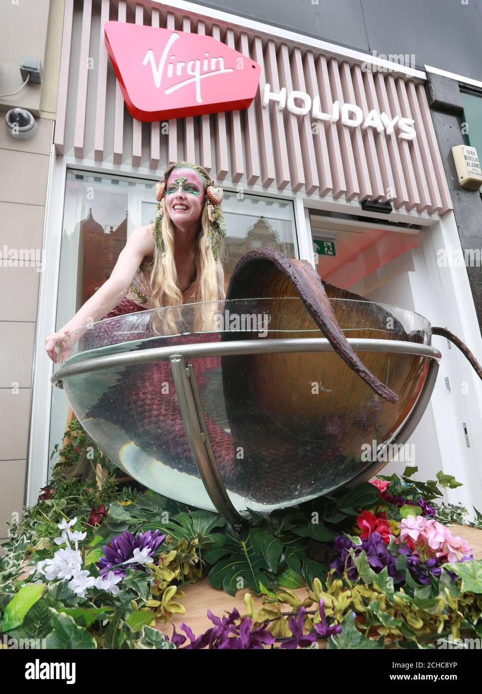 Mermaid Hannah Rowland tritt beim Relaunch des Flaggschiffs Virgin ...