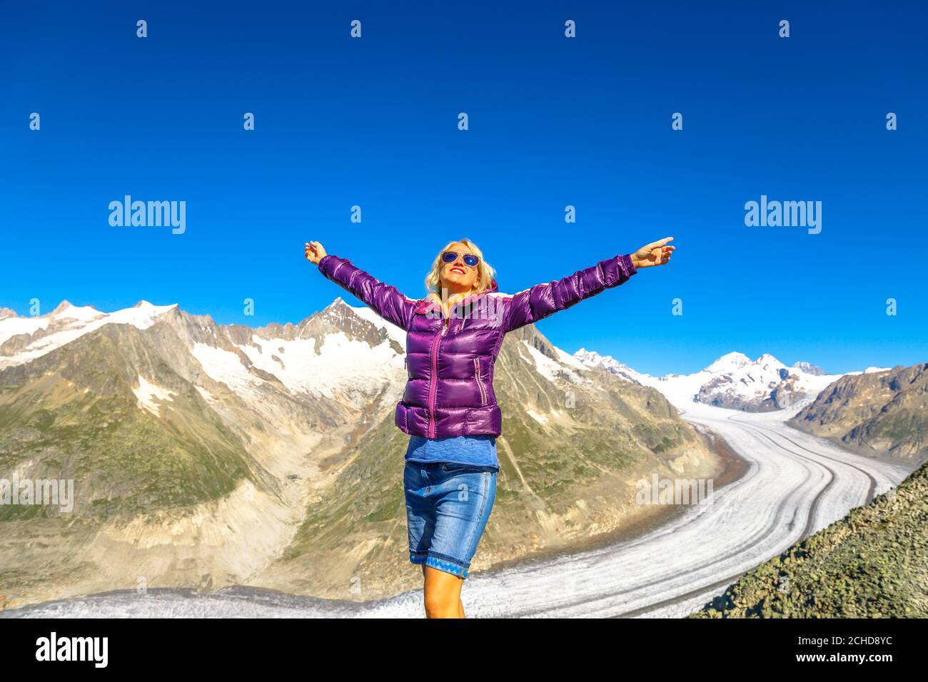 Wandern in Schweizer Alpen, Kanton Wallis, Schweiz, Europa. Glückliche ...