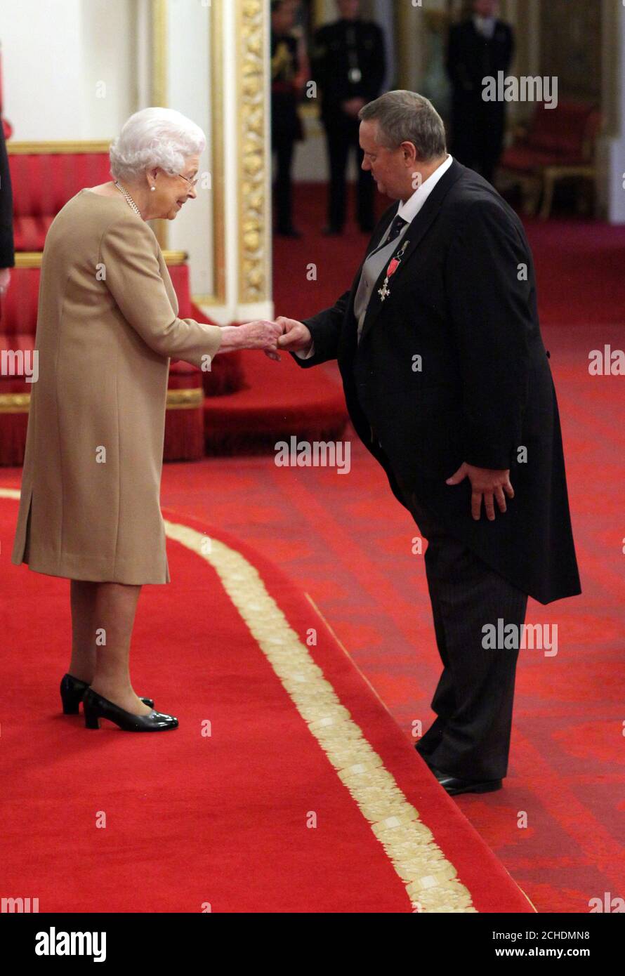 Stanley Todd wird von Königin Elizabeth II. Im Buckingham Palace zum ...