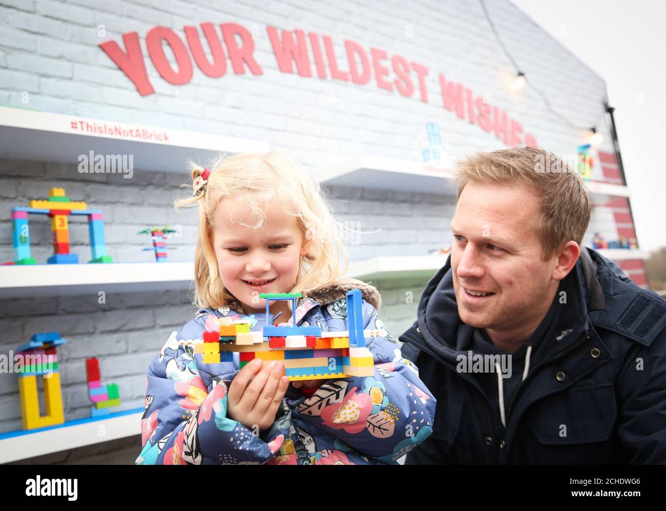 REDAKTIONELLE VERWENDUNG NUR Abigail Rigden, 4, und Oli Carmen aus ...