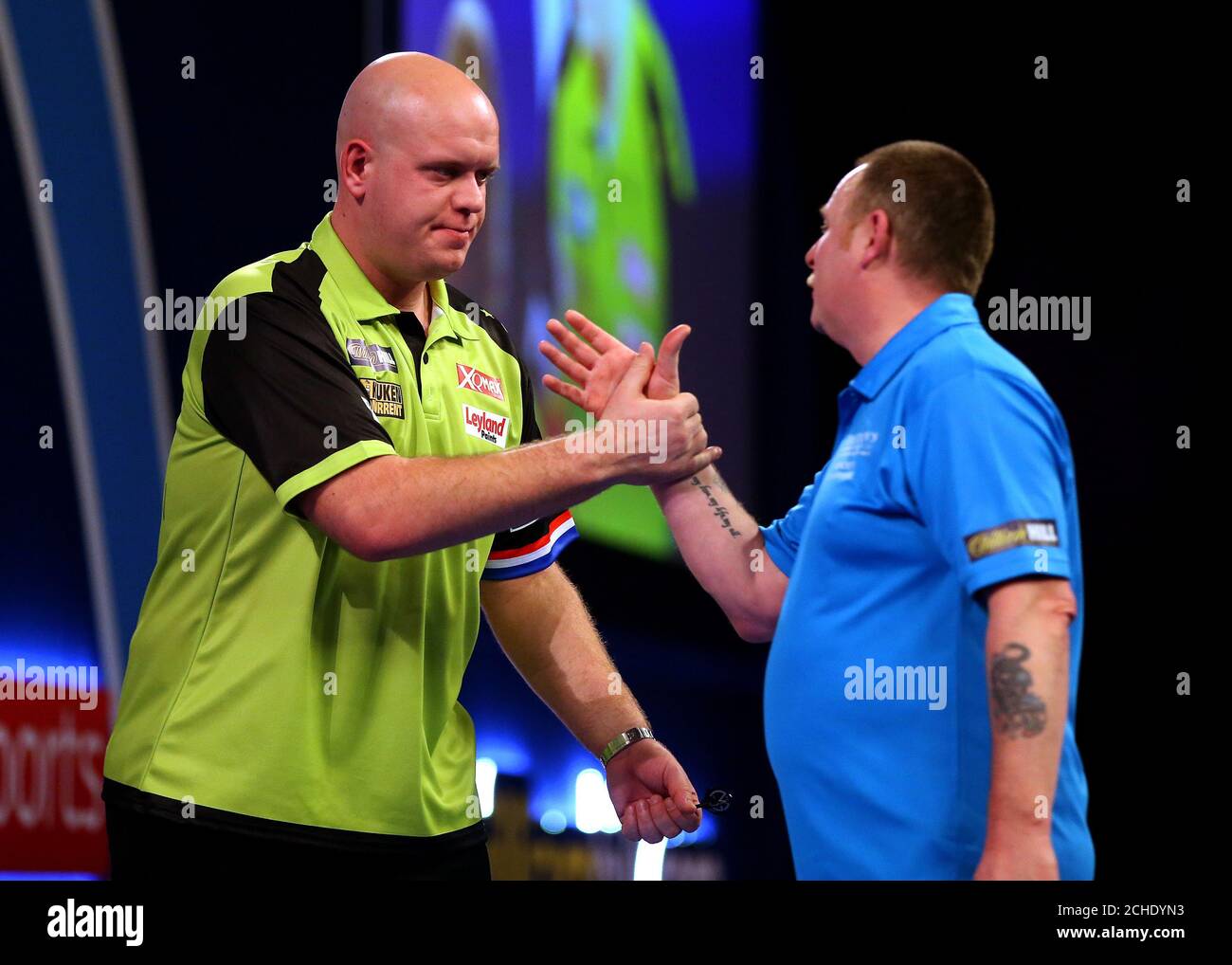 Michael van gerwen gibt sich die hand -Fotos und -Bildmaterial in hoher ...