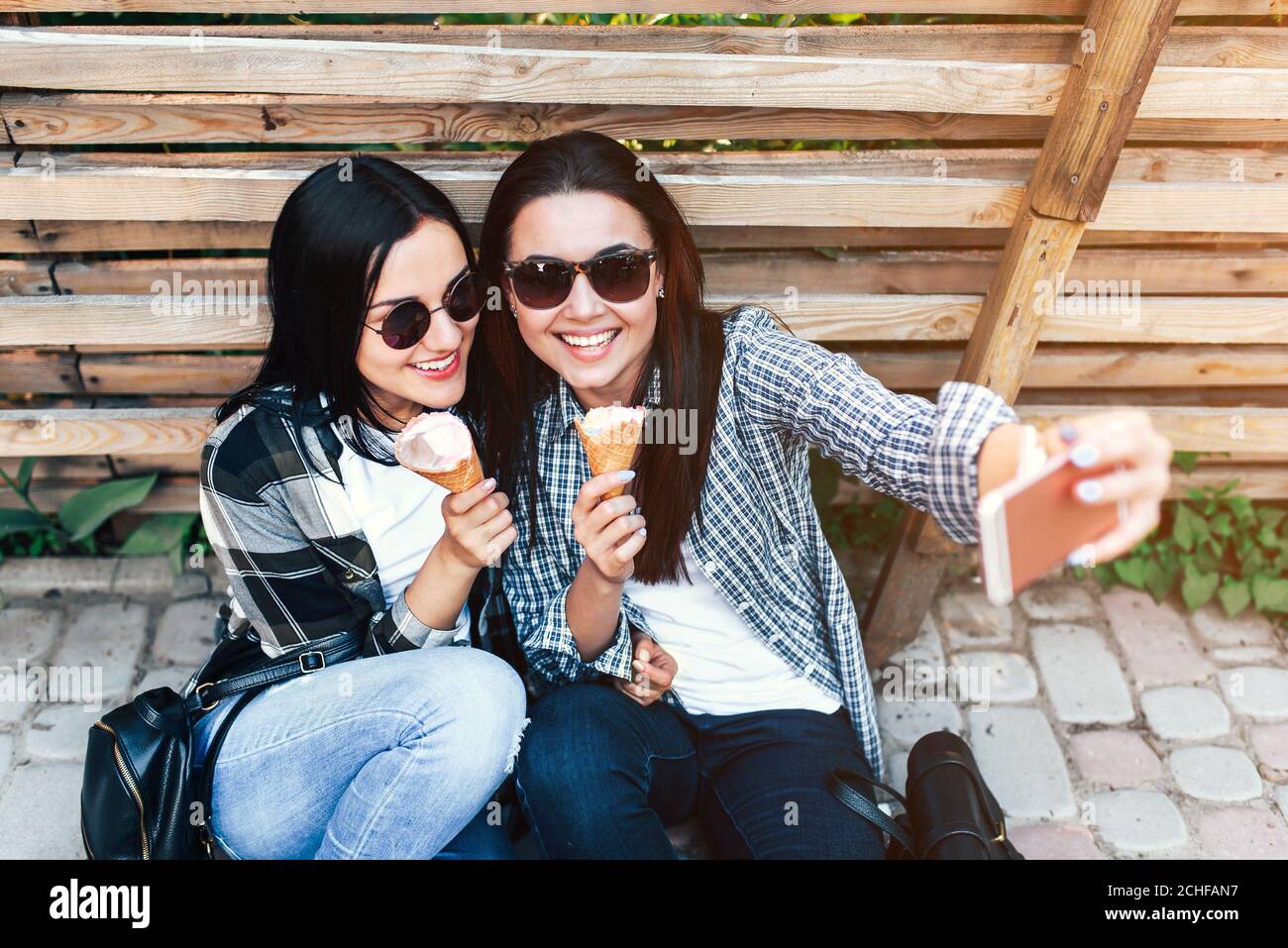 Zwei frauen essen eis -Fotos und -Bildmaterial in hoher Auflösung – Alamy
