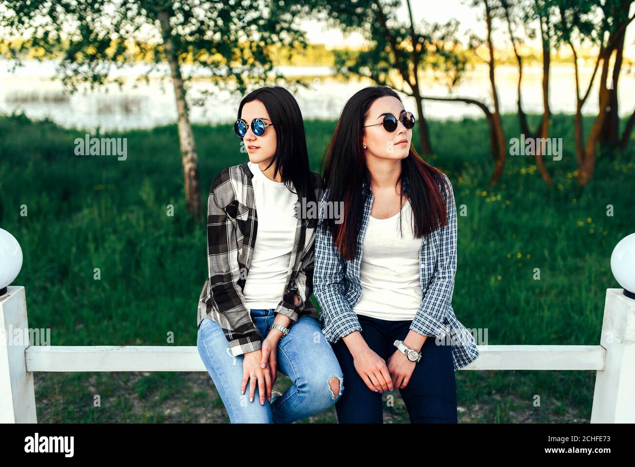 Zwei beste freunde, die im park sitzen -Fotos und -Bildmaterial in ...