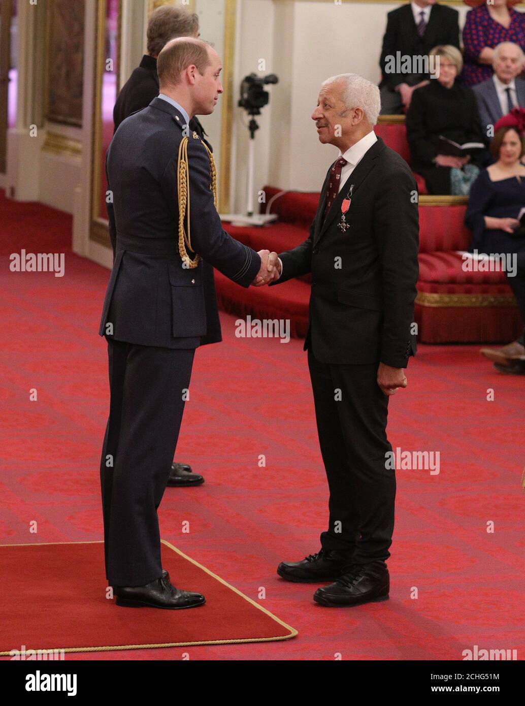 Darsteller Derek Griffiths aus Leatherhead wird vom Duke of Cambridge ...