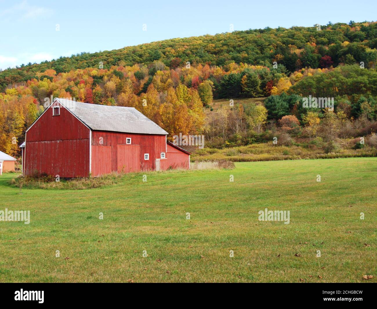 Rustikale scheune mit rotem dach -Fotos und -Bildmaterial in hoher ...
