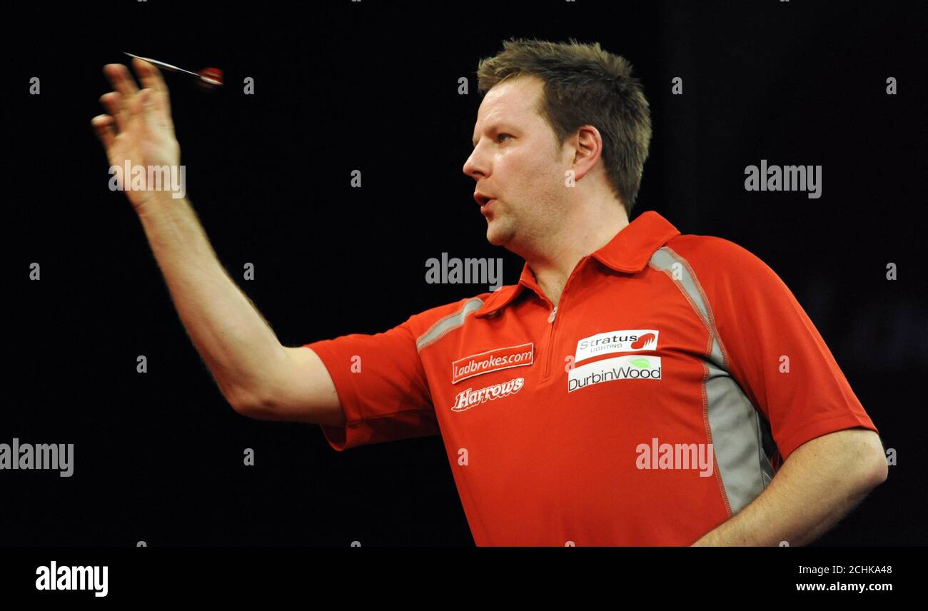 Darts action wurf mark dudbridge -Fotos und -Bildmaterial in hoher ...