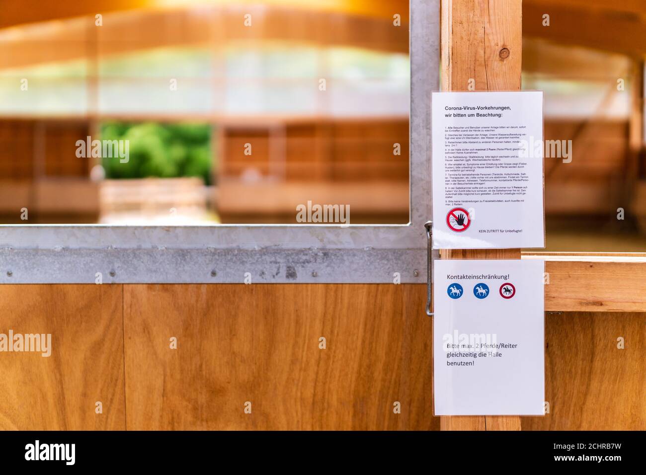 Nordrhein-Westfalen, Deutschland - 27. Juni 2020: Schild mit Corona ...