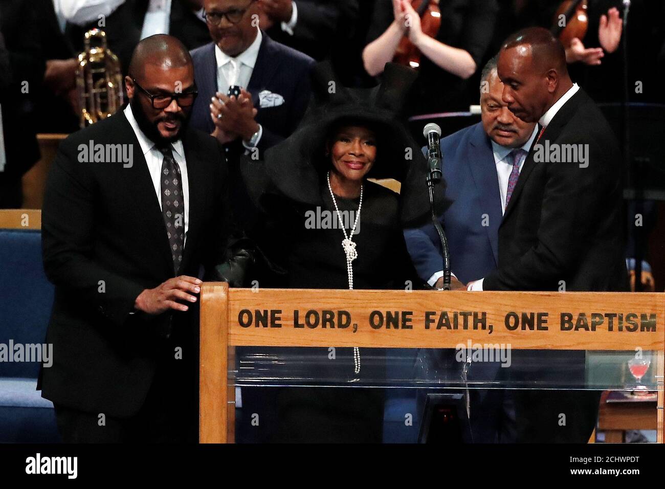 Schauspieler Tyler Perry hilft Schauspielerin Cecily Tyson auf das ...