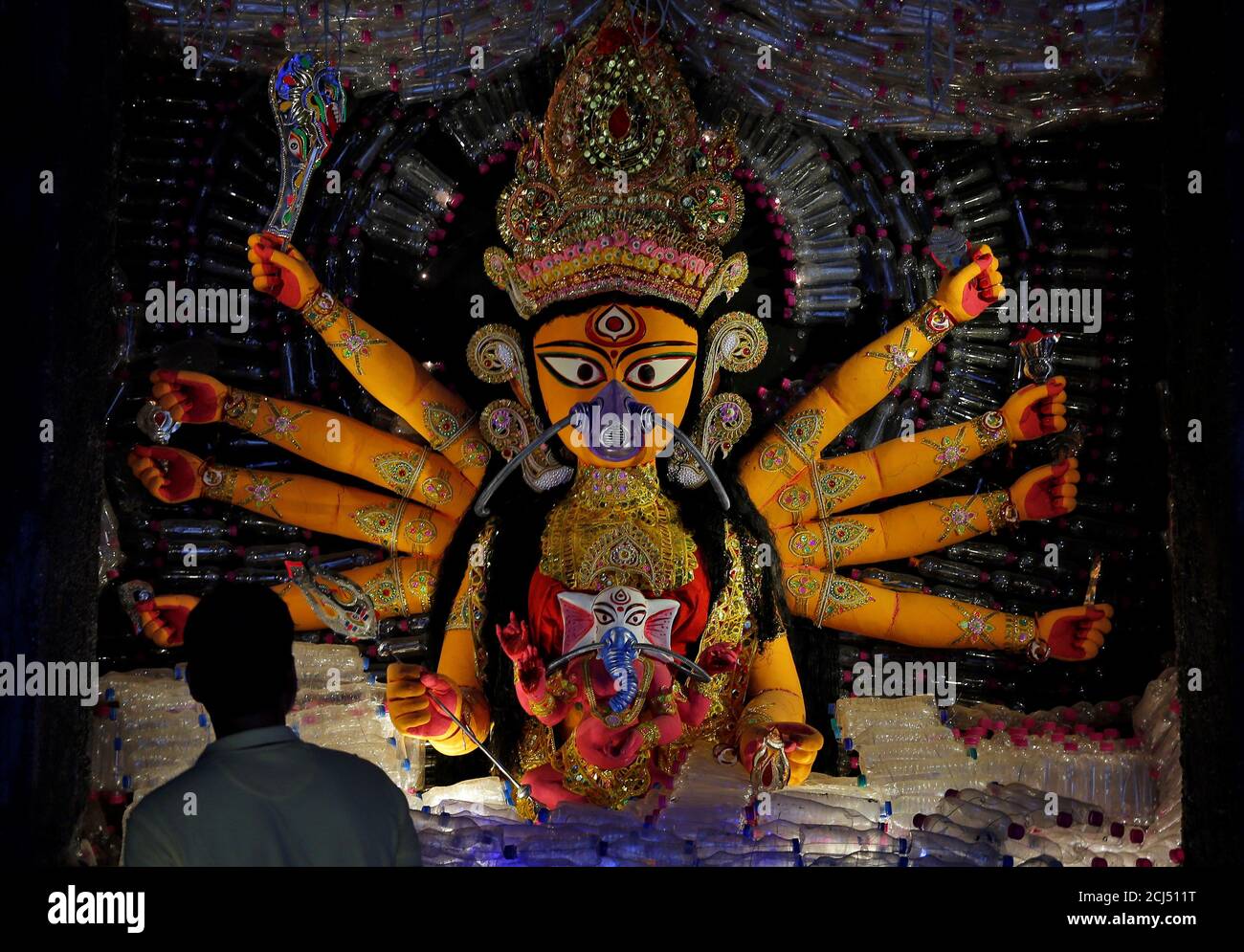 Durga puja pandal in durga puja festival -Fotos und -Bildmaterial in ...