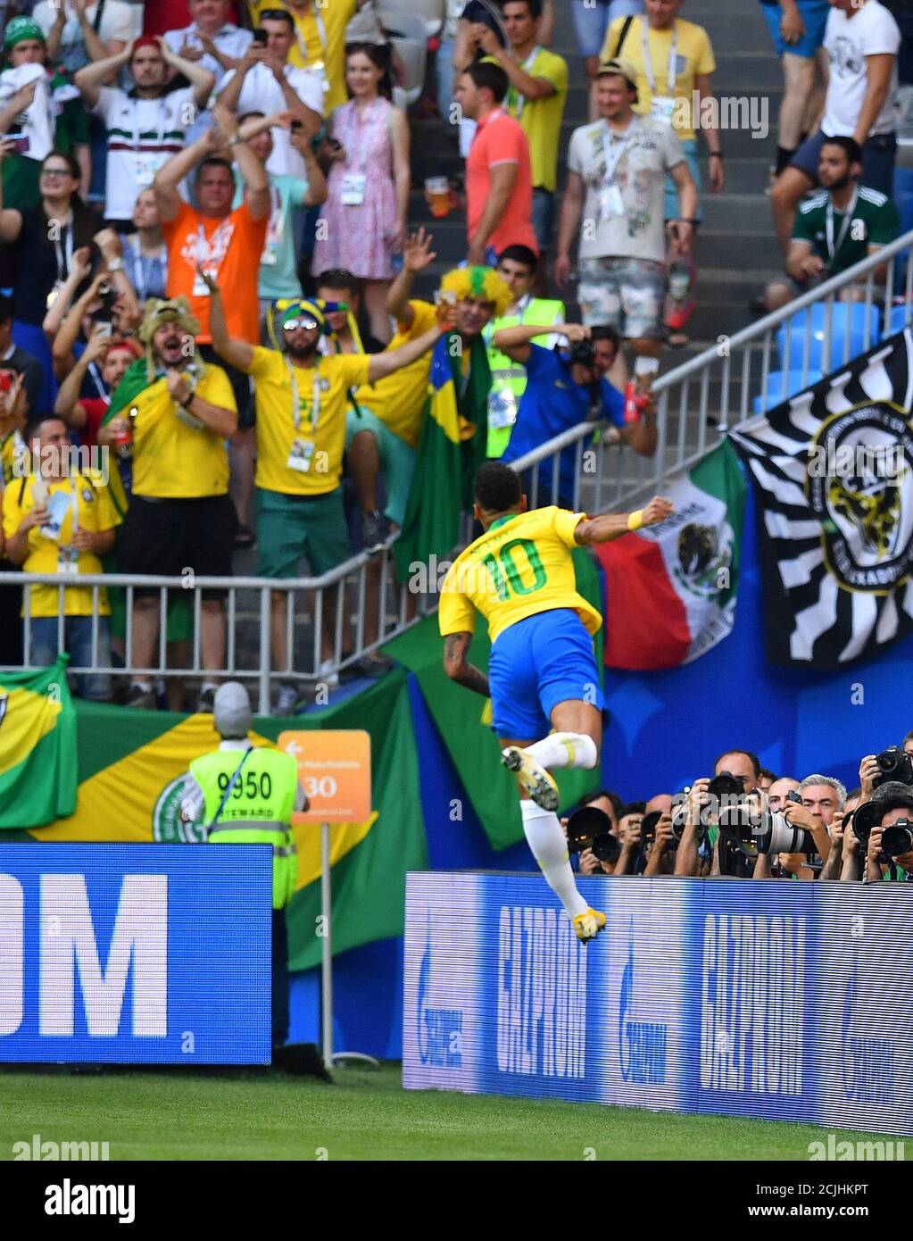 Brasilien neymar feiert torerfolg -Fotos und -Bildmaterial in hoher ...