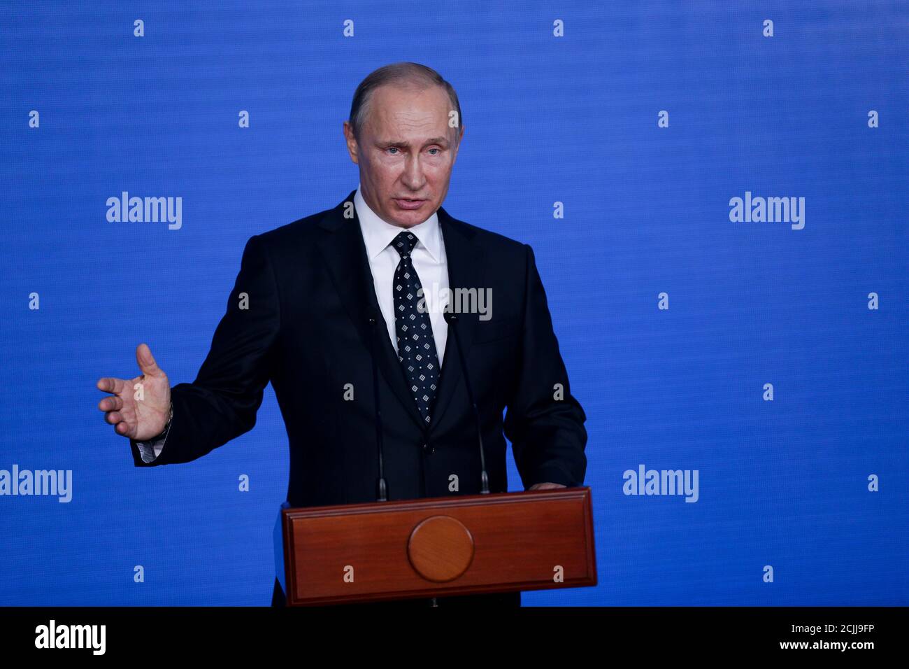 Präsident der Russischen Föderation Wladimir Putin steht hinter der ...