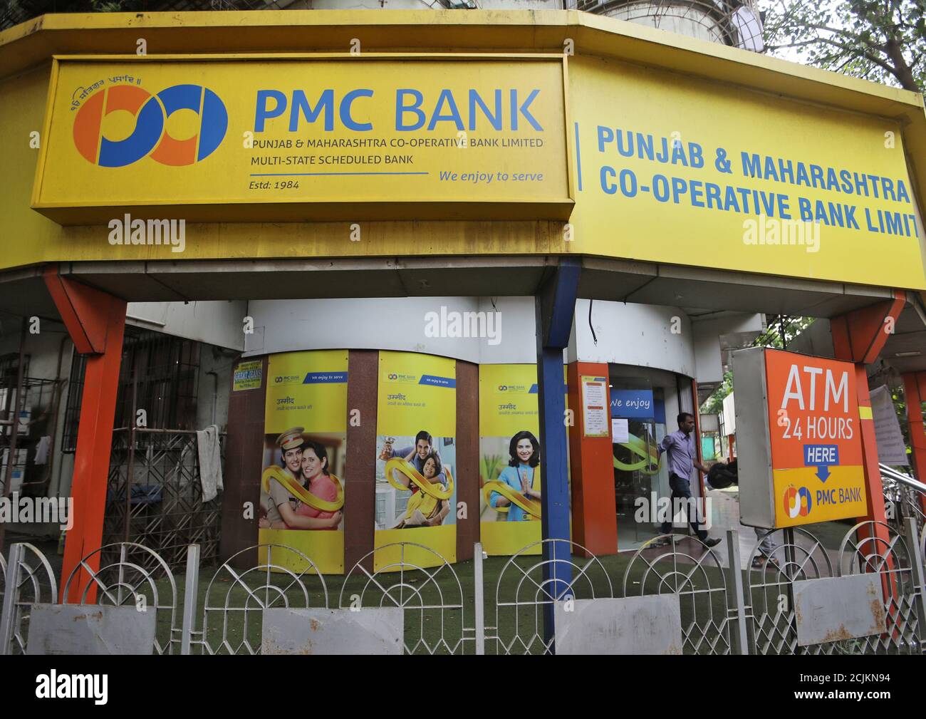 Maharashtra genossenschaftsbank -Fotos und -Bildmaterial in hoher ...