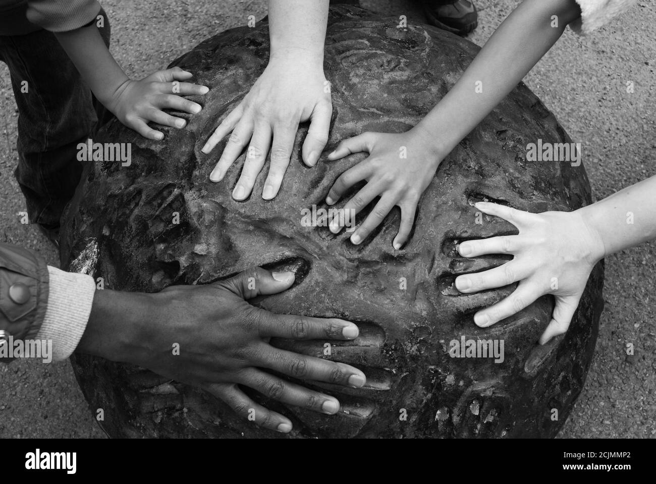 Mehrere Hände verschiedener Rassen passen in Handdrucke auf einem Stück ...