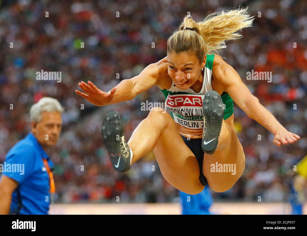 Weitsprung fauen -Fotos und -Bildmaterial in hoher Auflösung – Alamy