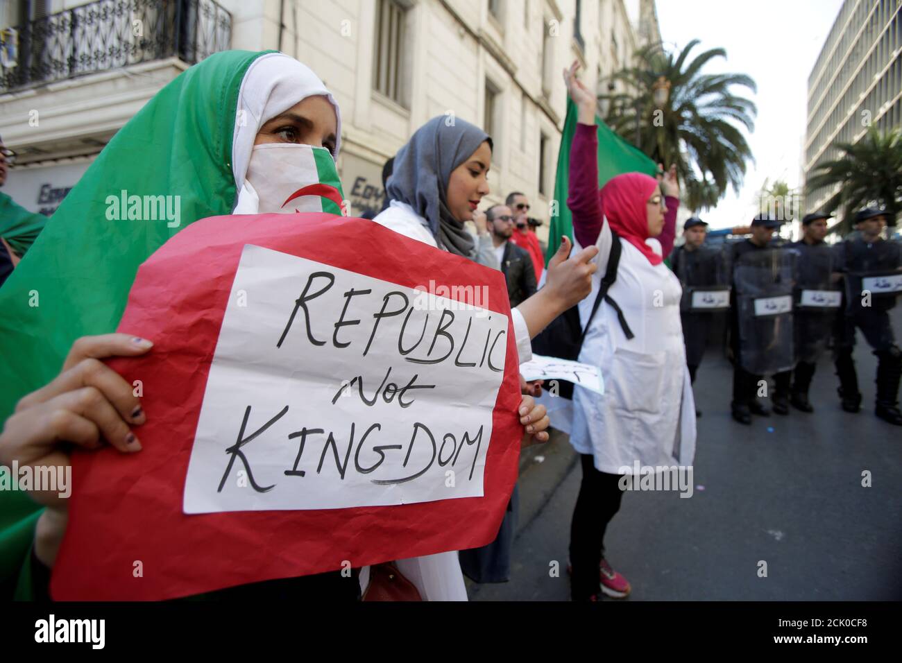 Ein Demonstrator trägt ein Schild, als Lehrer und Schüler an einem ... Ein Demonstrator trägt ein Schild, als Lehrer und Schüler an einem ...