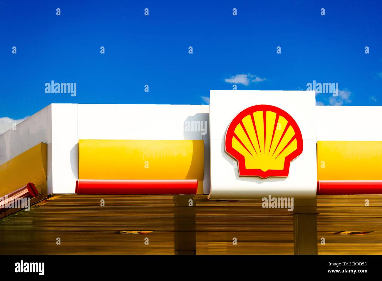 Das Royal Dutch Shell Logo an einer Tankstelle in Dourados, Mato Grosso ...