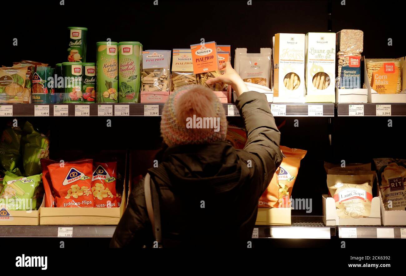 Zieht aus dem regal -Fotos und -Bildmaterial in hoher Auflösung – Alamy