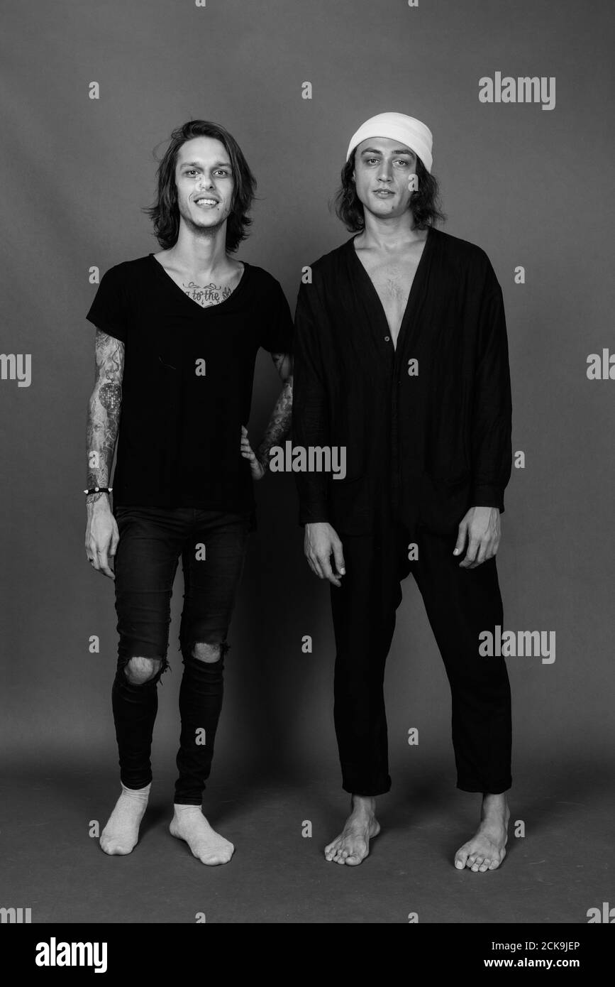 Junge männer barfuß Schwarzweiß-Stockfotos und -bilder - Alamy