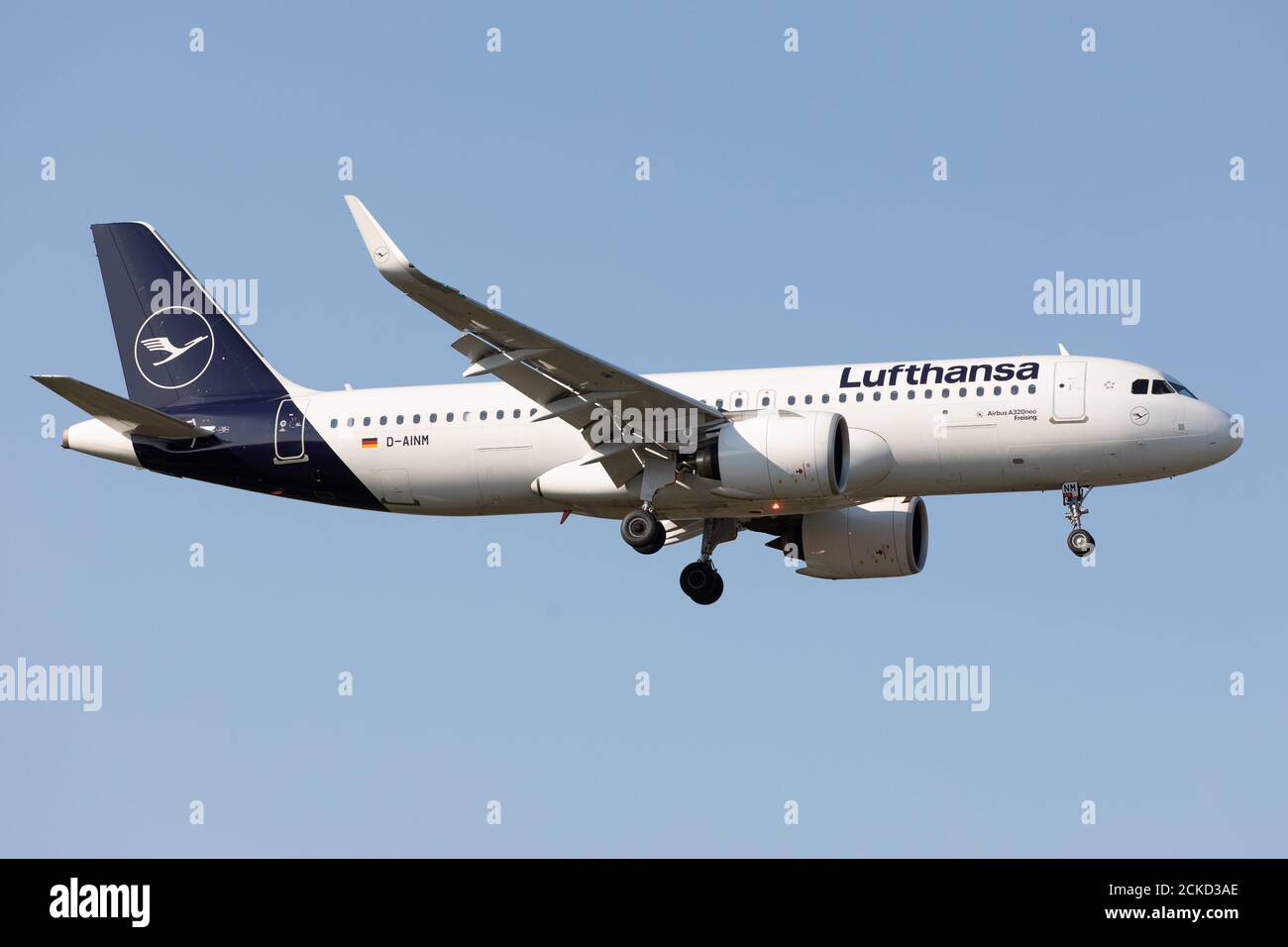 Lufthansa airbus a320 landet auf dem flughafen london heathrow -Fotos ...
