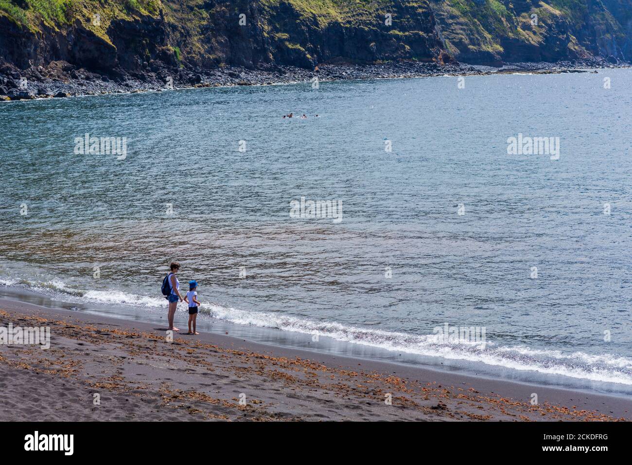Kinder am strand von mosteiros -Fotos und -Bildmaterial in hoher ...