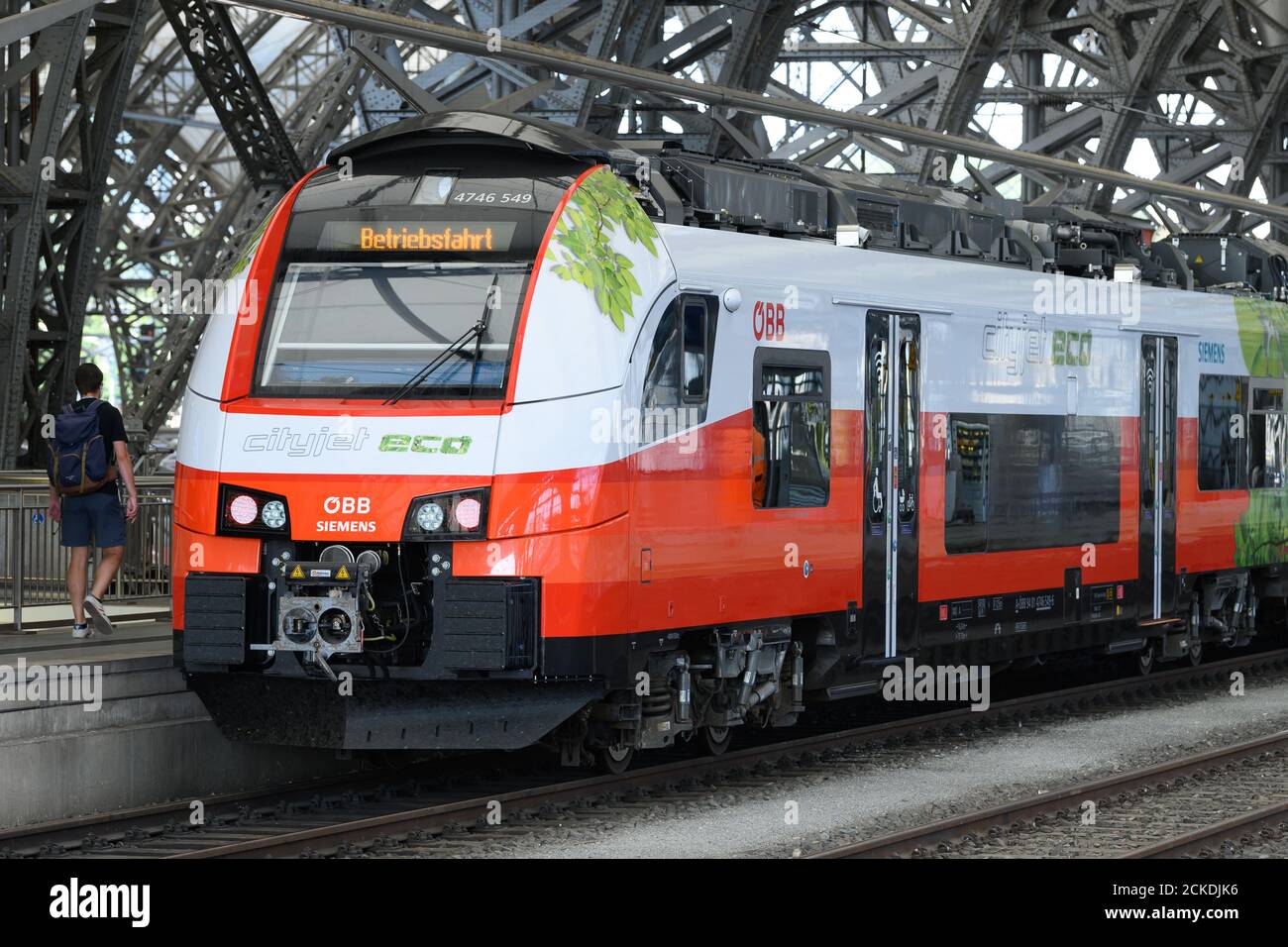 Dresden, Deutschland. September 2020. Ein batteriebetriebener Triebwagen vom Typ Desiro ML von ...
